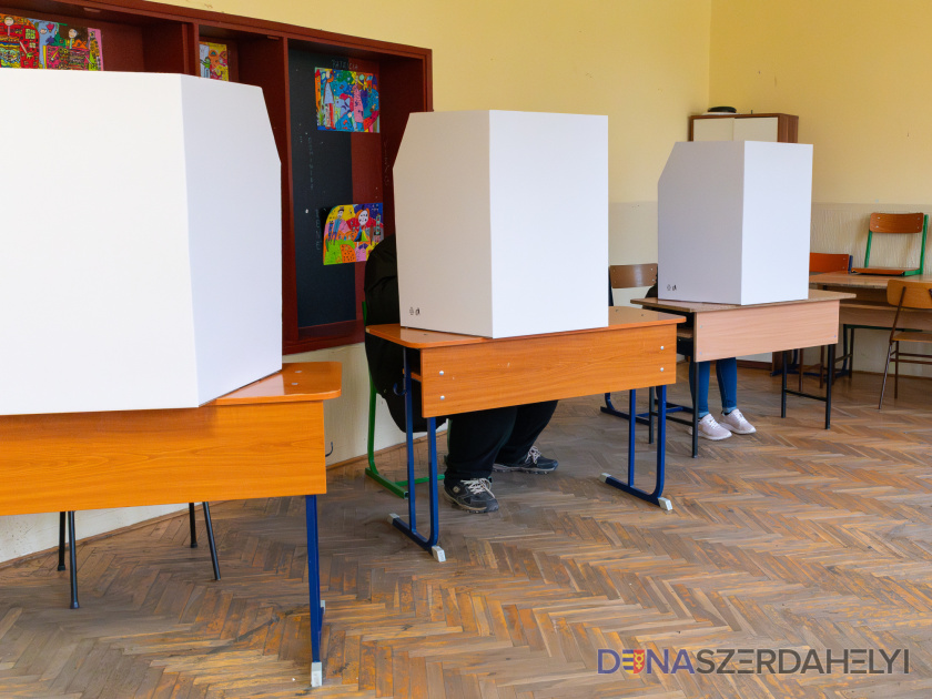 Volebné miestnosti sa otvorili, Slováci si v 2. kole volia prezidenta ... Volebné miestnosti sa otvorili, Slováci si v 2. kole volia prezidenta ...